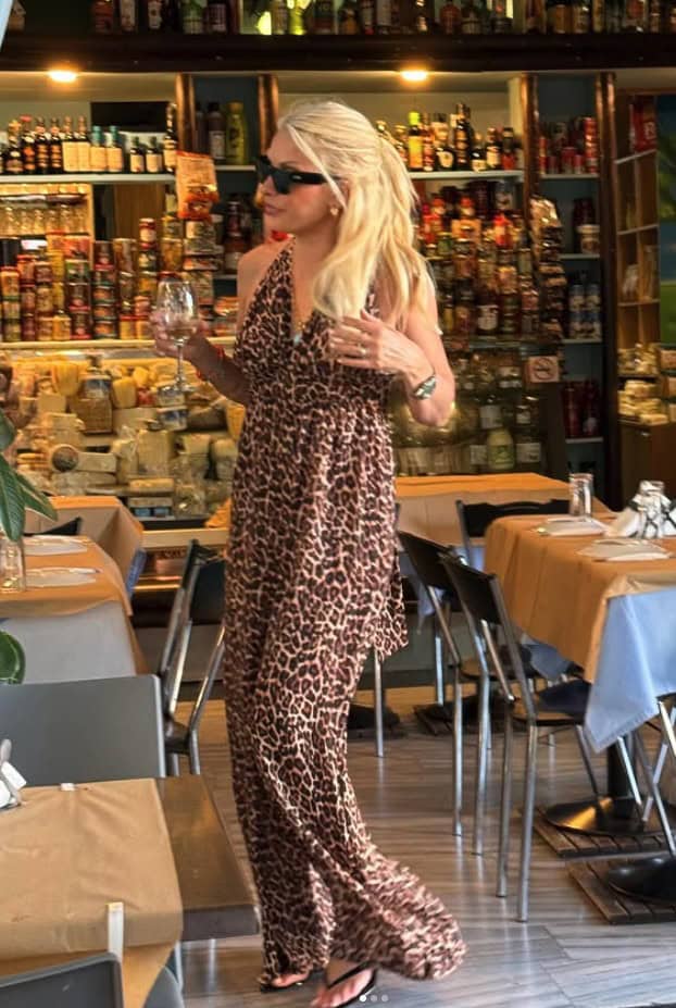 Ελένη Μενεγάκη: Ποζάρει με animal print χωρίς ρετούς- Τα σχόλια για την ...